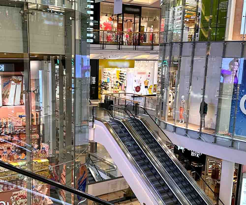 The retail strategy leaders use to conquer six challenges today | Kearney